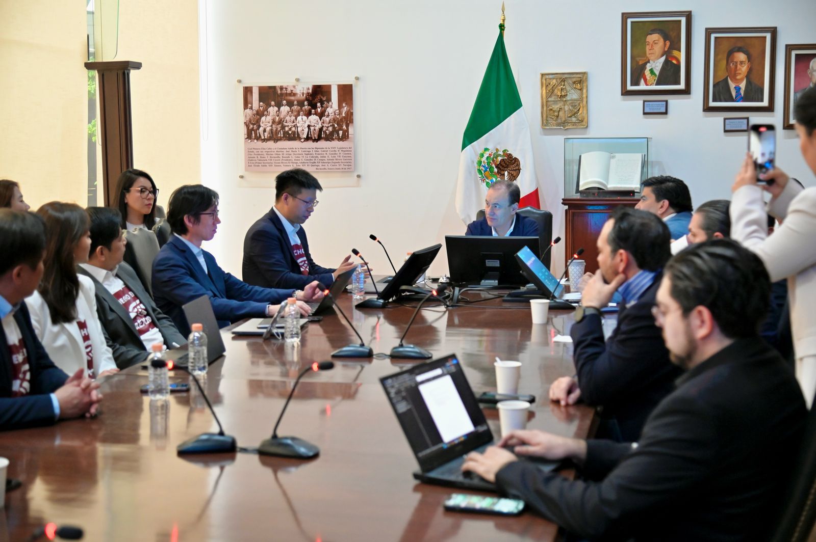 Alfonso Durazo y Foxconn consolidan inversiones de electromovilidad con ...